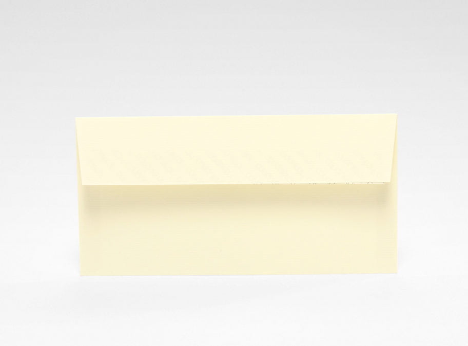 Strukturerat naturvitt kuvert 110 x 220 mm - Bjud in med Elegans